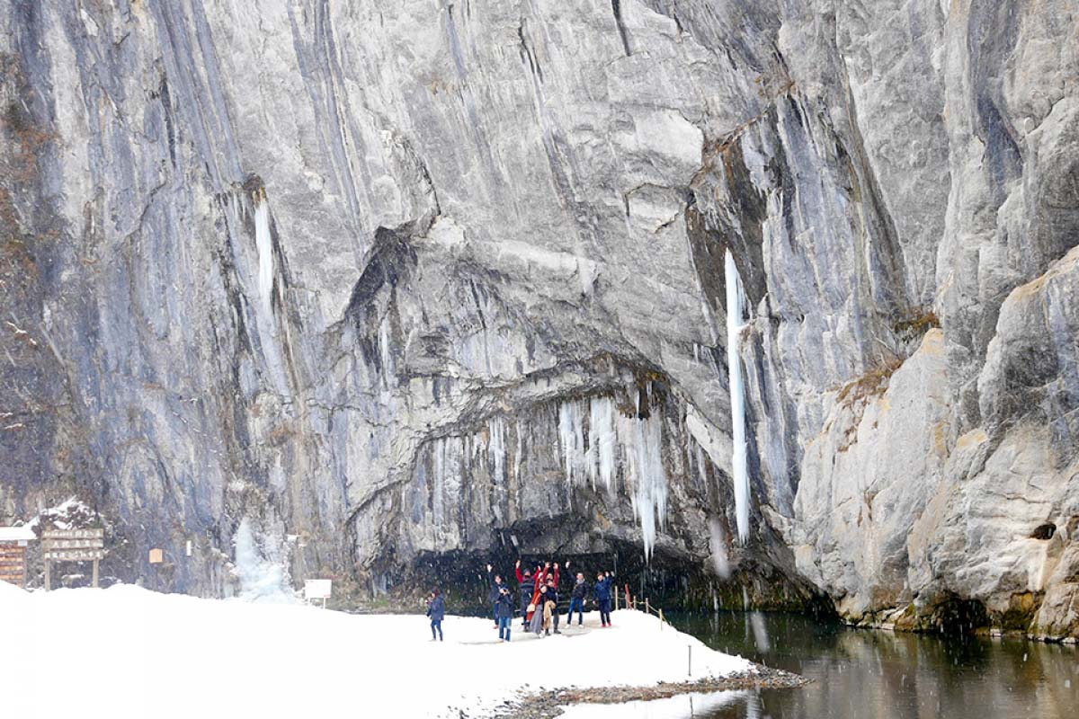 Ride the "Kotatsu Boat" through the snowscape of Geibi Gorge in Iwate ...