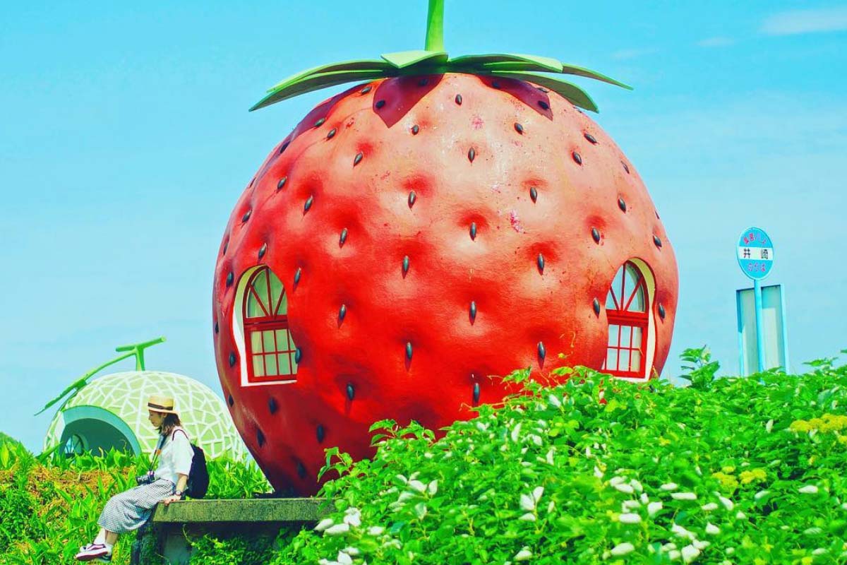 The very charming fruit-shaped bus stops of Nagasaki Prefecture｜ZEKKEI ...