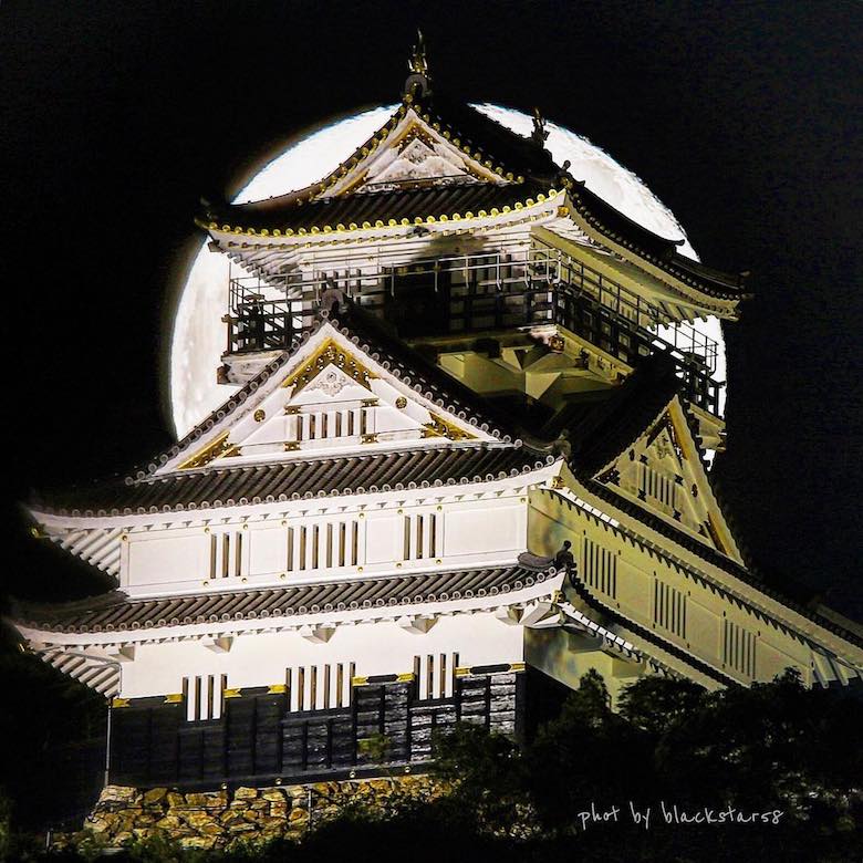 Overwhelming collaboration of the moon and Gifu Castle, an unassailable ...