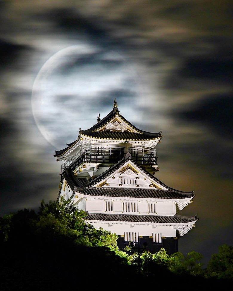 Overwhelming collaboration of the moon and Gifu Castle, an unassailable ...