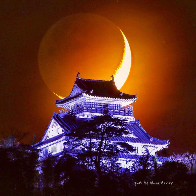 Overwhelming collaboration of the moon and Gifu Castle, an unassailable ...