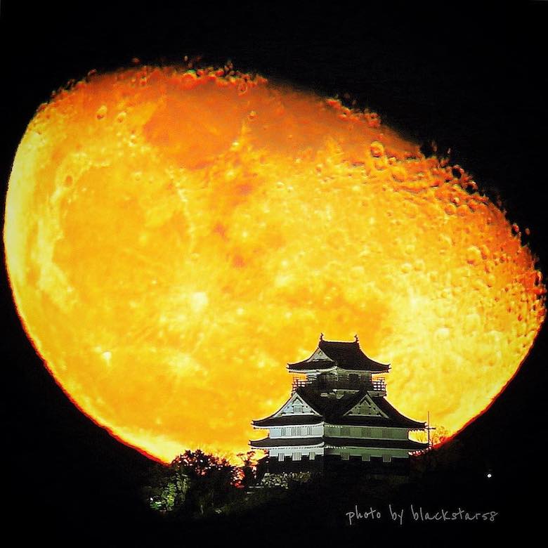 Overwhelming collaboration of the moon and Gifu Castle, an unassailable ...