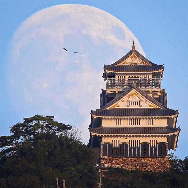 Overwhelming collaboration of the moon and Gifu Castle, an unassailable ...