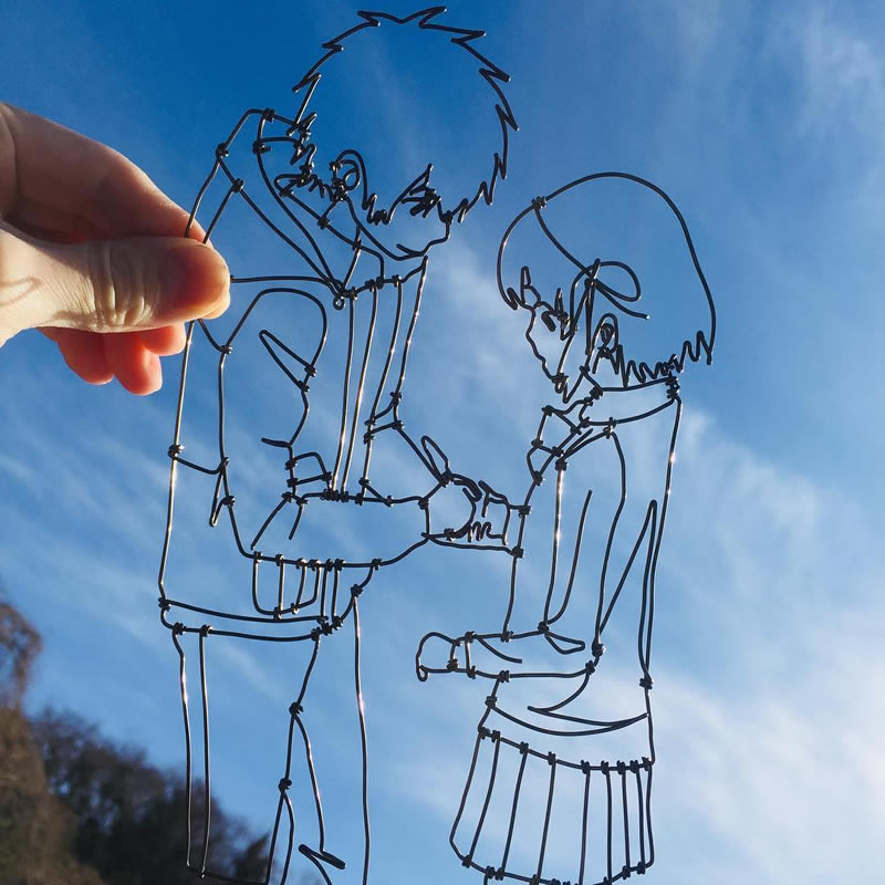 The wire-art works created by Masaaki Urakawa, a creator, who brings ...
