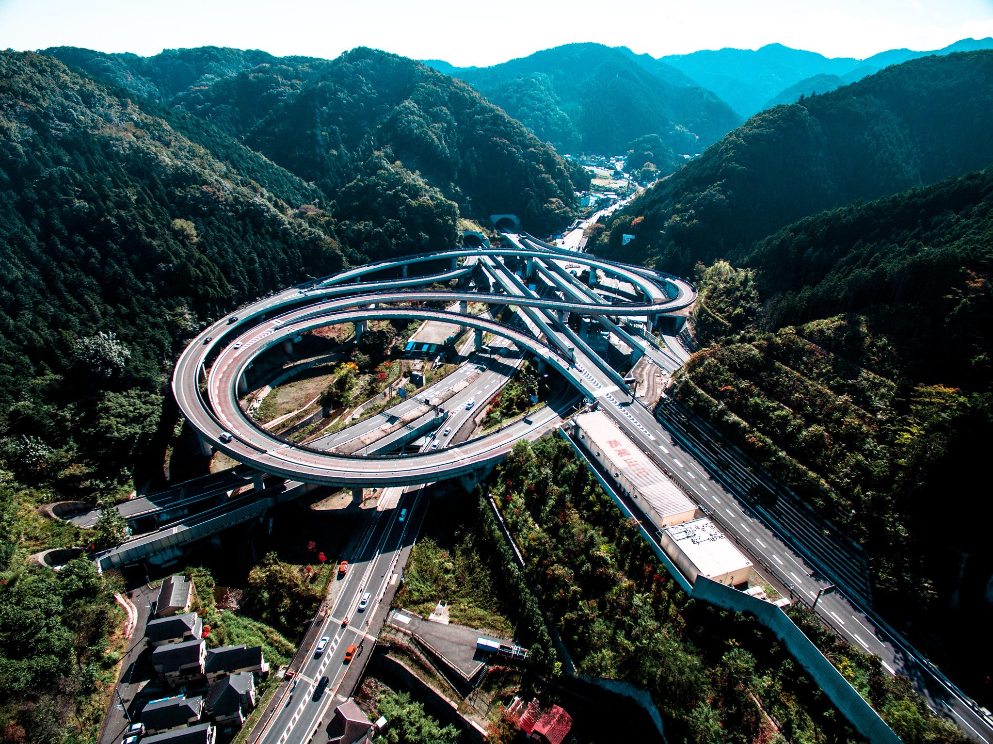 Looking down the Japanese superb view from the above, I saw it almost ...