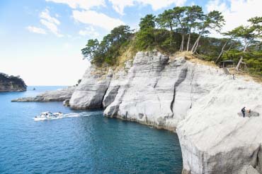Sanshiro Island and Tonboro Phenomenon